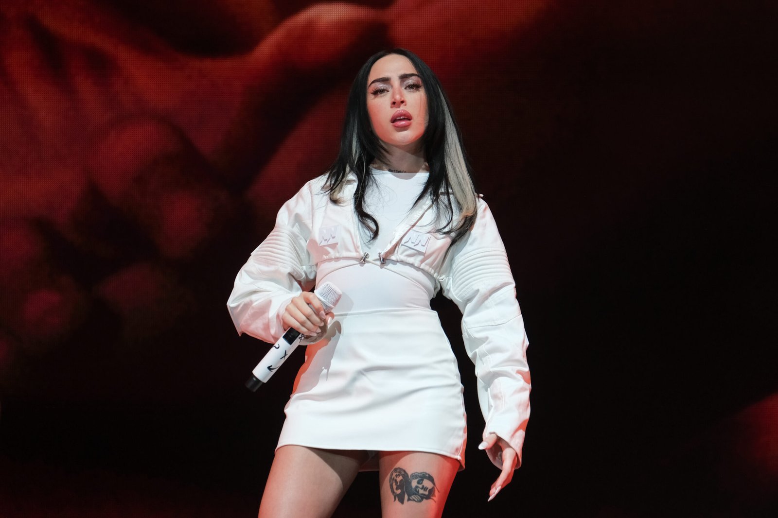 CON “ALMA” NICKI NICOLE ELECTRIZO EL PEPSI CENTER - MNI NOTICIAS